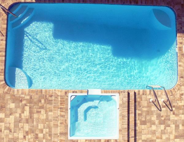 Overflow Spa 6'x7' - Nomad Pools